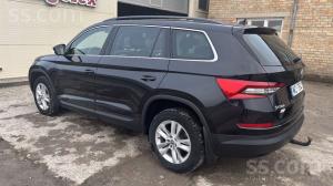 Black Skoda Kodiaq 2019 in Riga, with an engine capacity of 2.00 L and mileage of 129 thousand km for 19900 €, photo 3 on AUTOMOTO.COM.LV