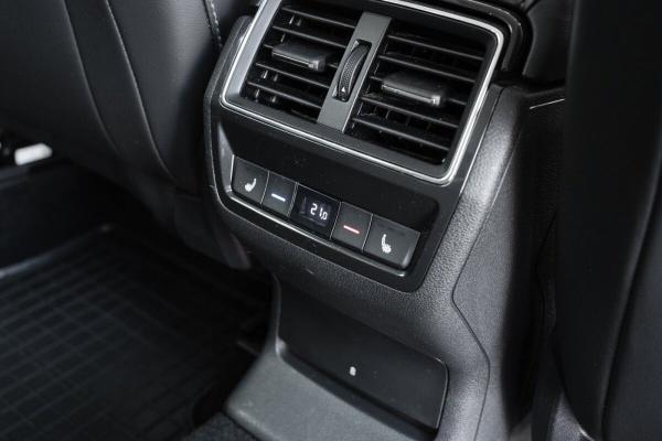Black Skoda Kodiaq 2022 in Riga, with an engine capacity of 2.00 L and mileage of 145 thousand km for 26500 €, photo 10 on AUTOMOTO.COM.LV