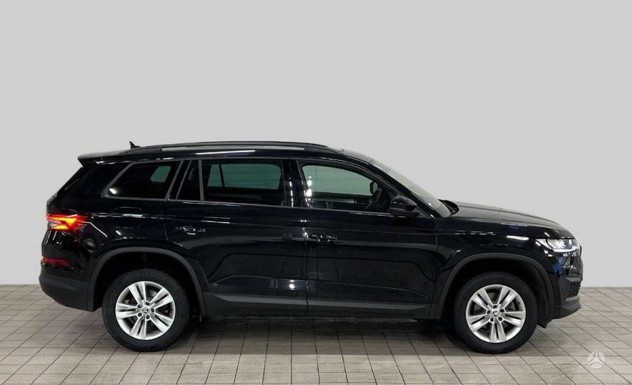 Black Skoda Kodiaq 2023 in Kaunas, with an engine capacity of 1.97 L and mileage of 33 thousand km for 29500 €, photo 3 on AUTOMOTO.COM.LV