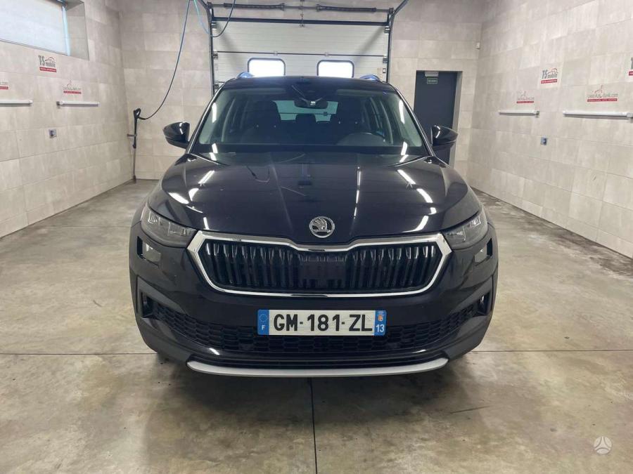 Black Skoda Kodiaq 2023 in Marijampole, with an engine capacity of 1.50 L and mileage of 135 thousand km for 20812 €, photo 3 on AUTOMOTO.COM.LV