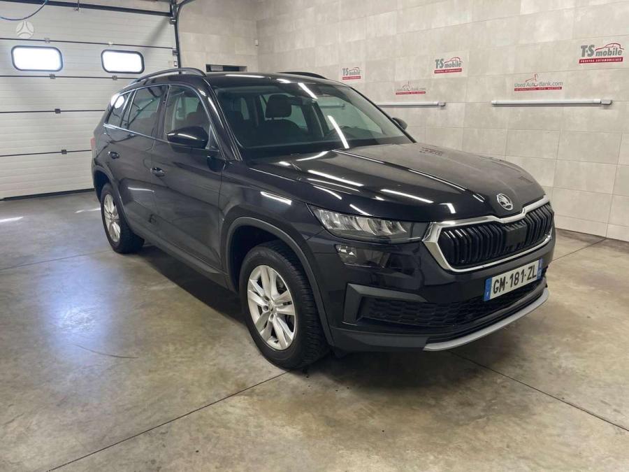 Black Skoda Kodiaq 2023 in Marijampole, with an engine capacity of 1.50 L and mileage of 135 thousand km for 20812 €, photo 4 on AUTOMOTO.COM.LV