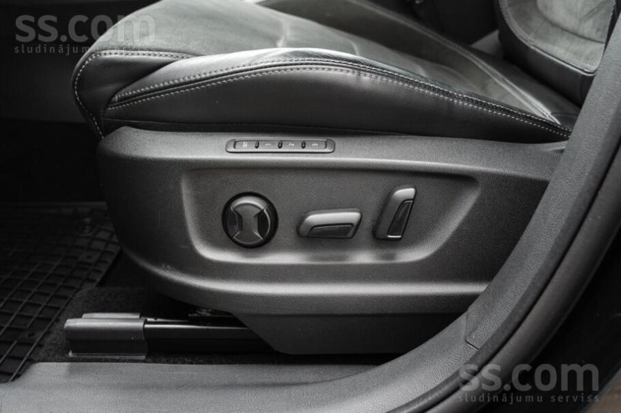 Black Skoda Kodiaq 2023 in Riga, with an engine capacity of 1.50 L and mileage of 125 thousand km for 28650 €, photo 8 on AUTOMOTO.COM.LV