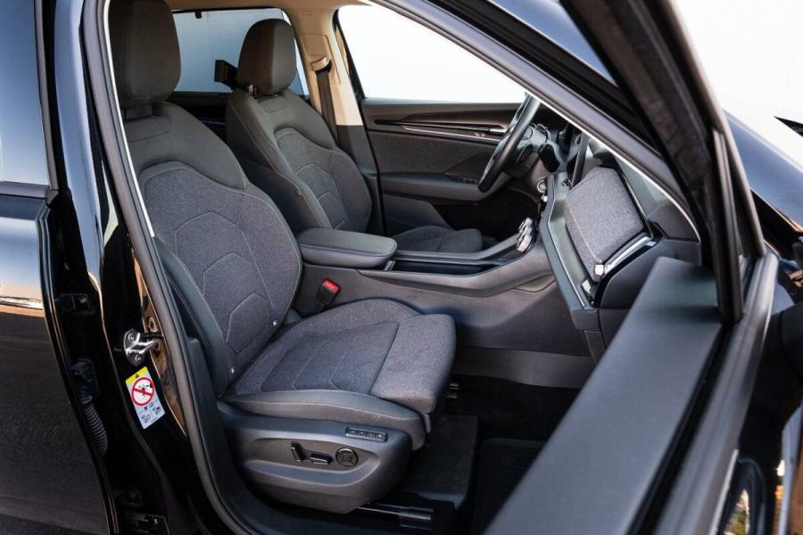 Black Skoda Kodiaq 2024 in Riga, with an engine capacity of 1.50 L and mileage of 39 thousand km for 33500 €, photo 7 on AUTOMOTO.COM.LV