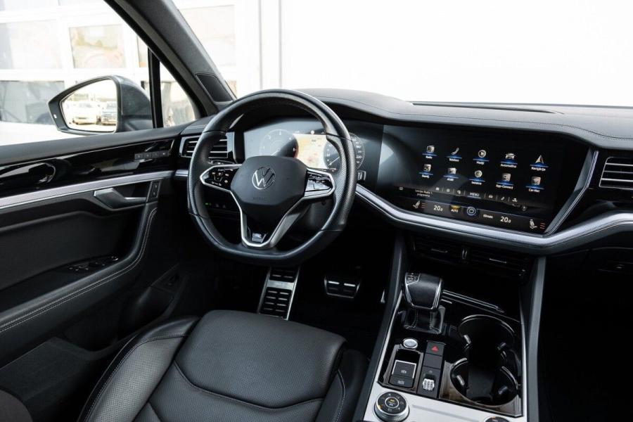 Black Skoda Kodiaq 2024 in Riga, with an engine capacity of 1.50 L and mileage of 39 thousand km for 33500 €, photo 39 on AUTOMOTO.COM.LV