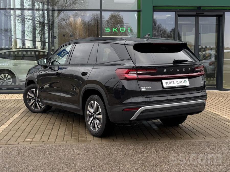 Melns Skoda Kodiaq 2025 Rīga, ar dzinēja tilpumu 1.50 L un nobraukumu 3 tūkst. km par 41490 €, foto 3 vietnē AUTOMOTO.COM.LV