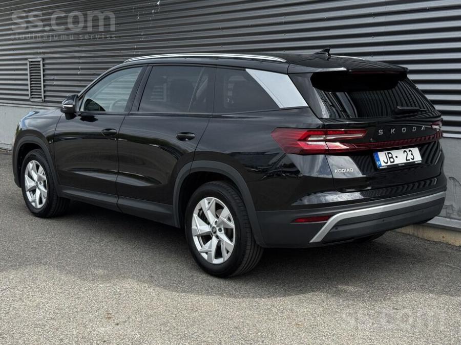 Melns Skoda Kodiaq 2025 Rīga, ar dzinēja tilpumu 1.50 L un nobraukumu 23 tūkst. km par 34500 €, foto 4 vietnē AUTOMOTO.COM.LV