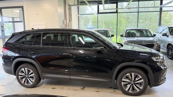 Melns Skoda Kodiaq 2025 Rīga, ar dzinēja tilpumu 1.50 L un nobraukumu 10 tūkst. km par 32900 €, foto 6 vietnē AUTOMOTO.COM.LV