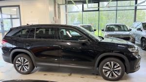 Melns Skoda Kodiaq 2025 Rīga, ar dzinēja tilpumu 1.50 L un nobraukumu 10 tūkst. km par 32900 €, foto 6 vietnē AUTOMOTO.COM.LV