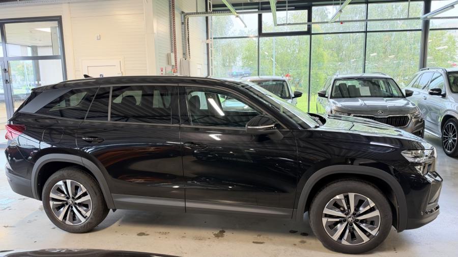 Melns Skoda Kodiaq 2025 Rīga, ar dzinēja tilpumu 1.50 L un nobraukumu 10 tūkst. km par 32900 €, foto 6 vietnē AUTOMOTO.COM.LV