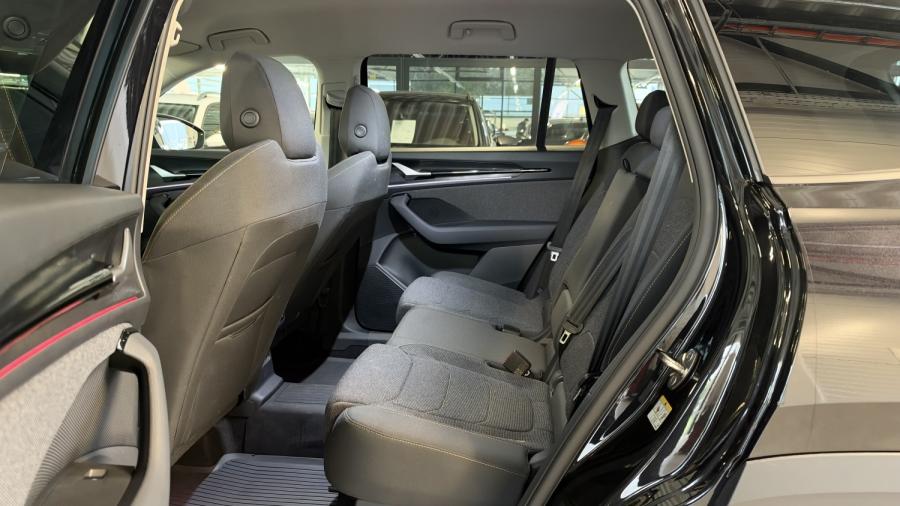 Melns Skoda Kodiaq 2025 Rīga, ar dzinēja tilpumu 1.50 L un nobraukumu 10 tūkst. km par 32900 €, foto 14 vietnē AUTOMOTO.COM.LV