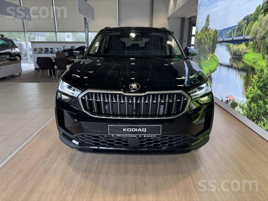 Melns Skoda Kodiaq 2026 Valmiera, ar dzinēja tilpumu 1.50 L un nobraukumu 0 tūkst. km par 42400 €, foto 3 vietnē AUTOMOTO.COM.LV