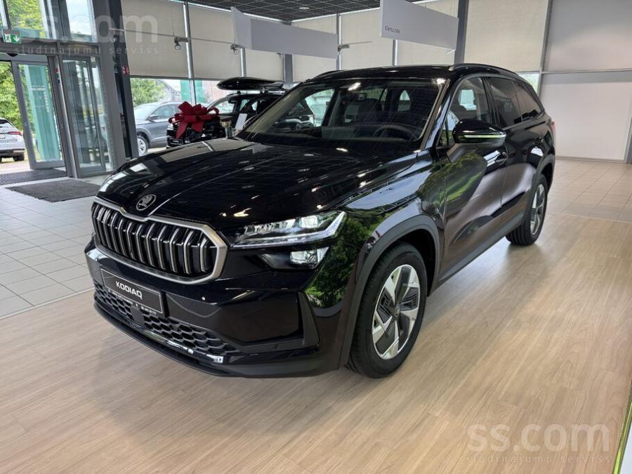 Melns Skoda Kodiaq 2026 Valmiera, ar dzinēja tilpumu 1.50 L un nobraukumu 0 tūkst. km par 42400 €, foto 4 vietnē AUTOMOTO.COM.LV