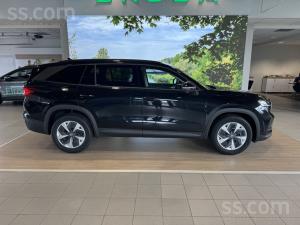 Melns Skoda Kodiaq 2026 Valmiera, ar dzinēja tilpumu 1.50 L un nobraukumu 0 tūkst. km par 42400 €, foto 5 vietnē AUTOMOTO.COM.LV