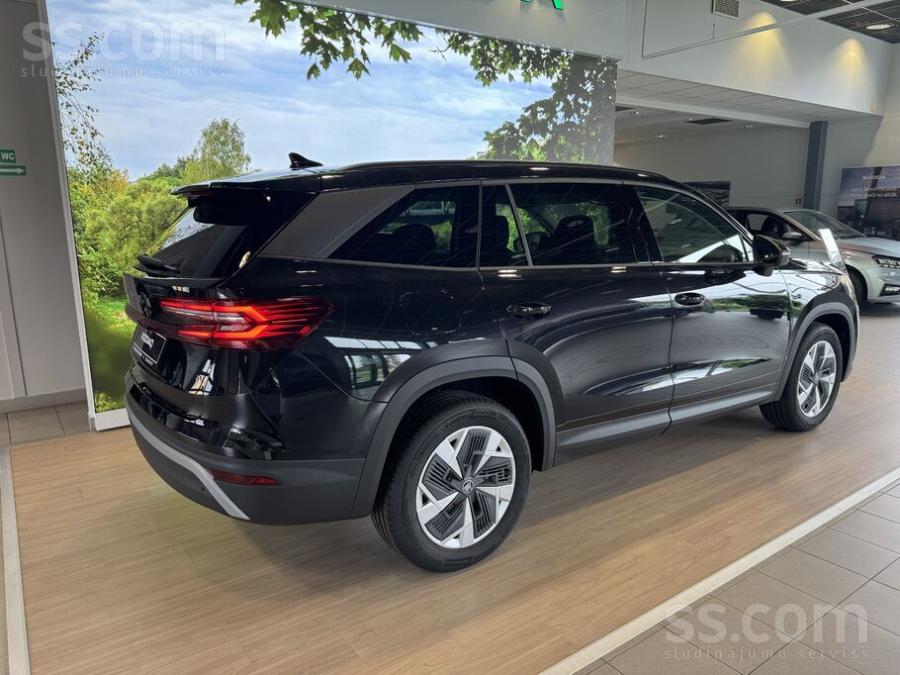 Melns Skoda Kodiaq 2026 Valmiera, ar dzinēja tilpumu 1.50 L un nobraukumu 0 tūkst. km par 42400 €, foto 6 vietnē AUTOMOTO.COM.LV