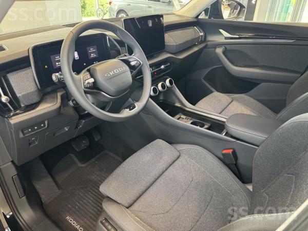 Melns Skoda Kodiaq 2026 Valmiera, ar dzinēja tilpumu 1.50 L un nobraukumu 0 tūkst. km par 42400 €, foto 7 vietnē AUTOMOTO.COM.LV