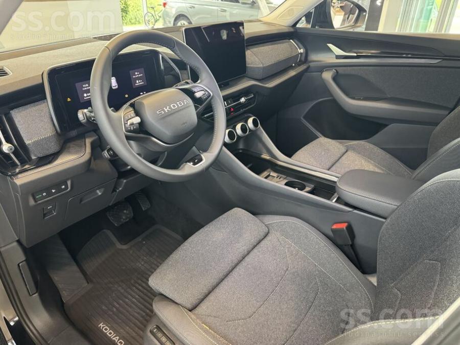 Melns Skoda Kodiaq 2026 Valmiera, ar dzinēja tilpumu 1.50 L un nobraukumu 0 tūkst. km par 42400 €, foto 8 vietnē AUTOMOTO.COM.LV