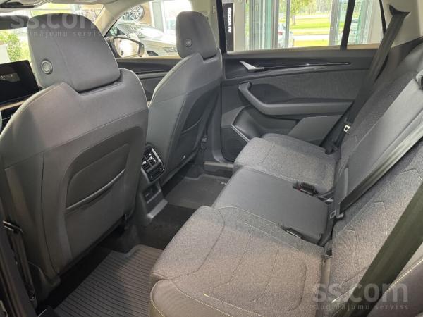 Melns Skoda Kodiaq 2026 Valmiera, ar dzinēja tilpumu 1.50 L un nobraukumu 0 tūkst. km par 42400 €, foto 10 vietnē AUTOMOTO.COM.LV