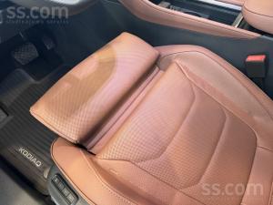 Melns Skoda Kodiaq 2026 Valmiera, ar dzinēja tilpumu 1.50 L un nobraukumu 0 tūkst. km par 45500 €, foto 14 vietnē AUTOMOTO.COM.LV