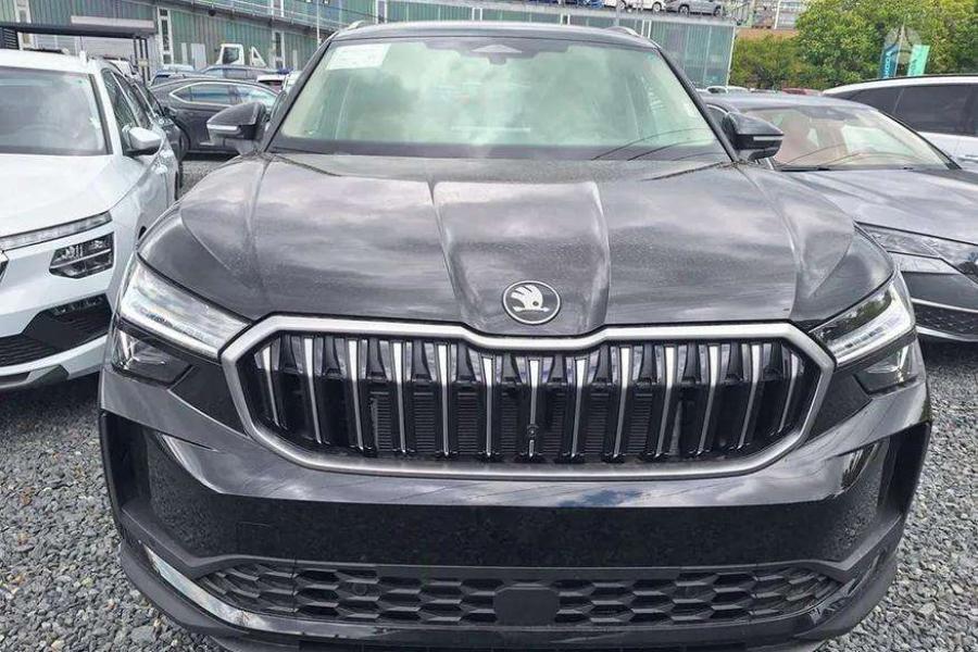 Melns Skoda Kodiaq 2026 Panevēža, ar dzinēja tilpumu 1.97 L un nobraukumu 0 tūkst. km par 48200 €, foto 3 vietnē AUTOMOTO.COM.LV