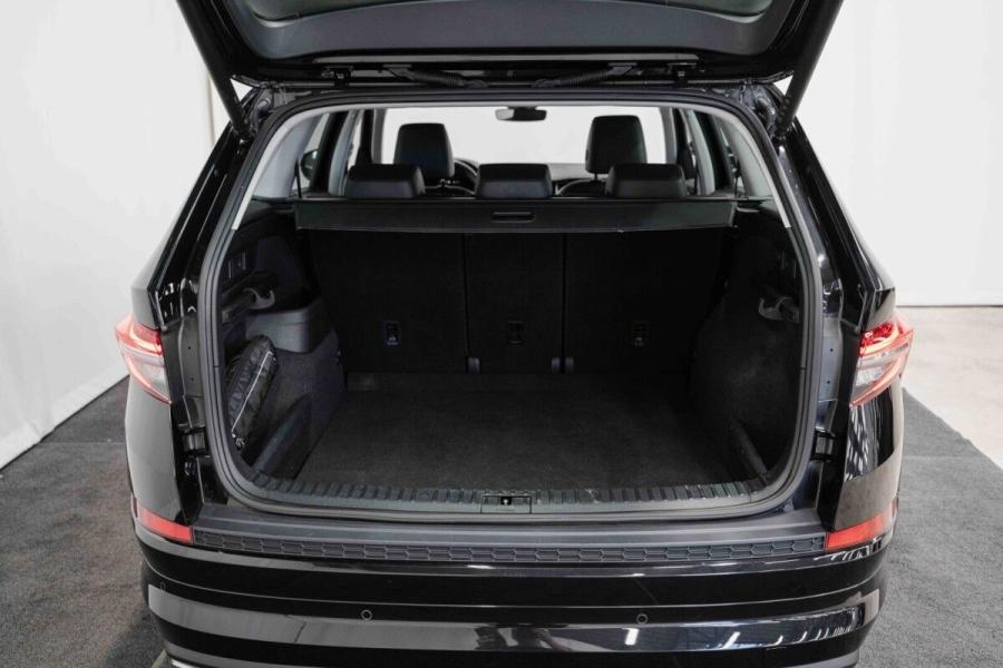 Melns Skoda Kodiaq 2023 Tallina, ar dzinēja tilpumu 2.00 L un nobraukumu 102 tūkst. km par 33900 €, foto 17 vietnē AUTOMOTO.COM.LV