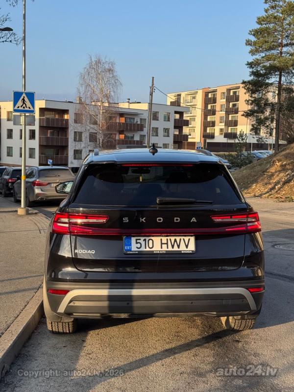Melns Skoda Kodiaq 2024 Tallina, ar dzinēja tilpumu 1.50 L un nobraukumu 25 tūkst. km par 36800 €, foto 6 vietnē AUTOMOTO.COM.LV