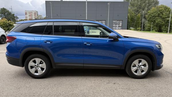 Skoda Kodiaq 2025 in Riga on AUTOMOTO.COM.LV Blue Skoda Kodiaq 2025 in Riga, with an engine capacity of 2.00 L and mileage of 34 thousand km for 39900 €, photo 6 on AUTOMOTO.COM.LV