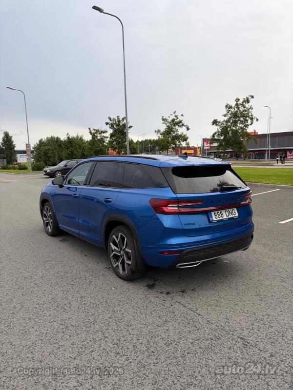 Zils Skoda Kodiaq 2024 Tallina, ar dzinēja tilpumu 1.50 L un nobraukumu 18 tūkst. km par 36900 €, foto 2 vietnē AUTOMOTO.COM.LV