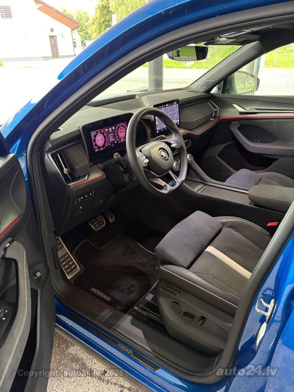 Zils Skoda Kodiaq 2024 Tallina, ar dzinēja tilpumu 1.50 L un nobraukumu 18 tūkst. km par 36900 €, foto 5 vietnē AUTOMOTO.COM.LV