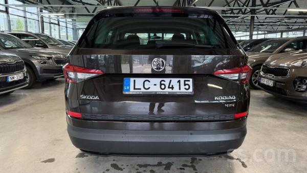 Skoda Kodiaq 2018 in Riga on AUTOMOTO.COM.LV Brown Skoda Kodiaq 2018 in Riga, with an engine capacity of 2.00 L and mileage of 216 thousand km for 15900 €, photo 5 on AUTOMOTO.COM.LV