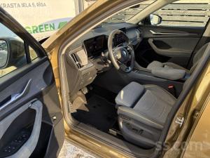 Brown Skoda Kodiaq 2024 in Riga, with an engine capacity of 2.00 L and mileage of 26 thousand km for 37600 €, photo 12 on AUTOMOTO.COM.LV