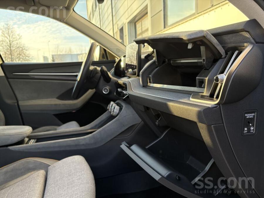 Brown Skoda Kodiaq 2024 in Riga, with an engine capacity of 2.00 L and mileage of 26 thousand km for 37600 €, photo 25 on AUTOMOTO.COM.LV
