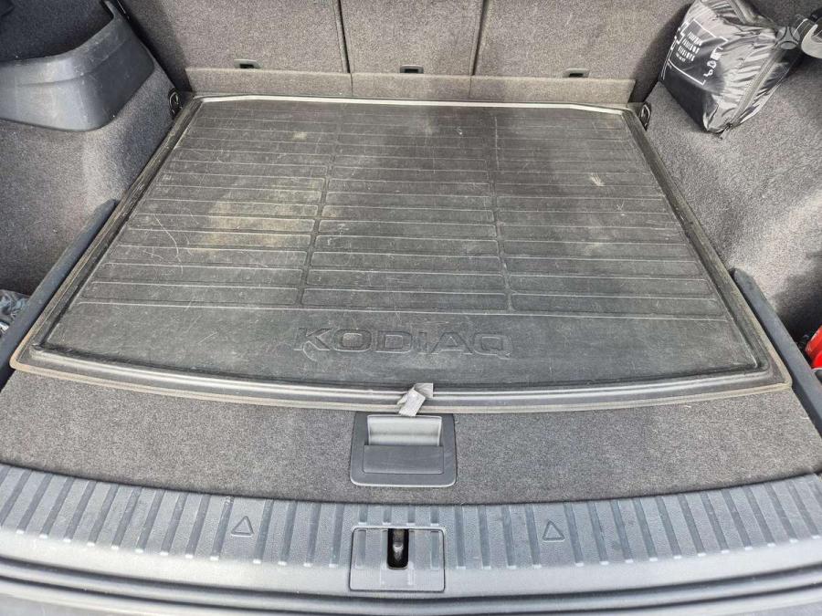 Pelēks Skoda Kodiaq 2018 Viļņa, ar dzinēja tilpumu 2.00 L un nobraukumu 225 tūkst. km par 16700 €, foto 34 vietnē AUTOMOTO.COM.LV