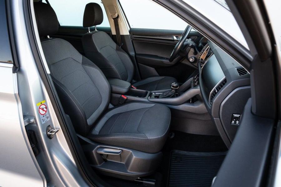 Grey Skoda Kodiaq 2021 in Riga, with an engine capacity of 1.50 L and mileage of 70 thousand km for 23650 €, photo 8 on AUTOMOTO.COM.LV