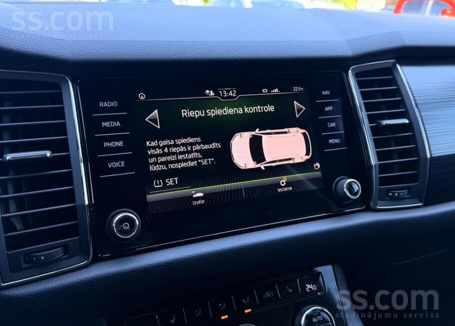 Pelēks Skoda Kodiaq 2021 Rīga, ar dzinēja tilpumu 1.50 L un nobraukumu 95 tūkst. km par 22990 €, foto 20 vietnē AUTOMOTO.COM.LV