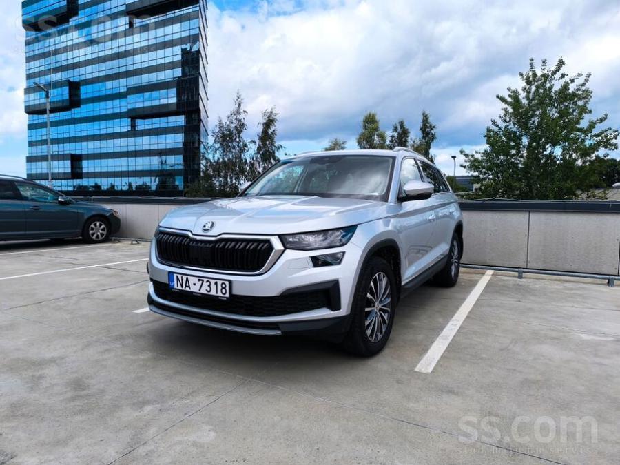 Серый Шкода Kodiaq 2021 в Рига, объемом двигателя 1.50 л и пробегом 104 тыс. км за 24500 €, фото 1 на AUTOMOTO.COM.LV