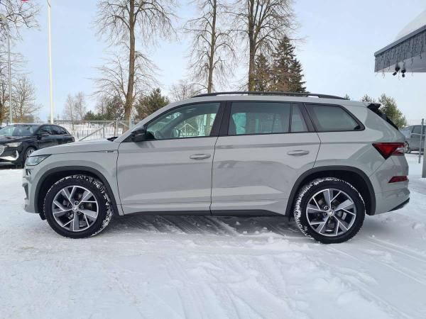 Grey Skoda Kodiaq 2022 in Siauliai, with an engine capacity of 1.50 L and mileage of 206 thousand km for 26983 €, photo 4 on AUTOMOTO.COM.LV