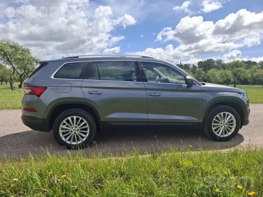 Grey Skoda Kodiaq 2022 in Riga, with an engine capacity of 2.00 L and mileage of 53 thousand km for 34950 €, photo 5 on AUTOMOTO.COM.LV