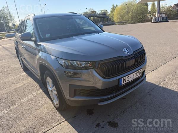 Grey Skoda Kodiaq 2022 in Riga, with an engine capacity of 1.50 L and mileage of 90 thousand km for 23900 €, photo 3 on AUTOMOTO.COM.LV