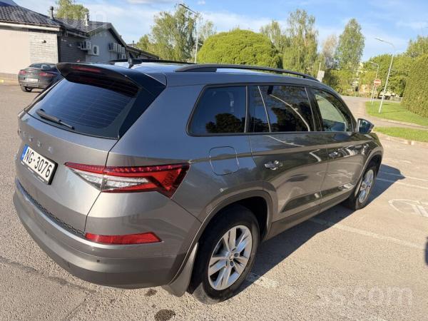 Grey Skoda Kodiaq 2022 in Riga, with an engine capacity of 1.50 L and mileage of 90 thousand km for 23900 €, photo 4 on AUTOMOTO.COM.LV