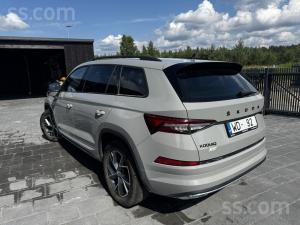Pelēks Skoda Kodiaq 2022 Rīga, ar dzinēja tilpumu 1.50 L un nobraukumu 129 tūkst. km par 30000 €, foto 5 vietnē AUTOMOTO.COM.LV