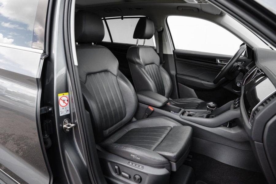 Grey Skoda Kodiaq 2022 in Riga, with an engine capacity of 2.00 L and mileage of 128 thousand km for 32550 €, photo 9 on AUTOMOTO.COM.LV