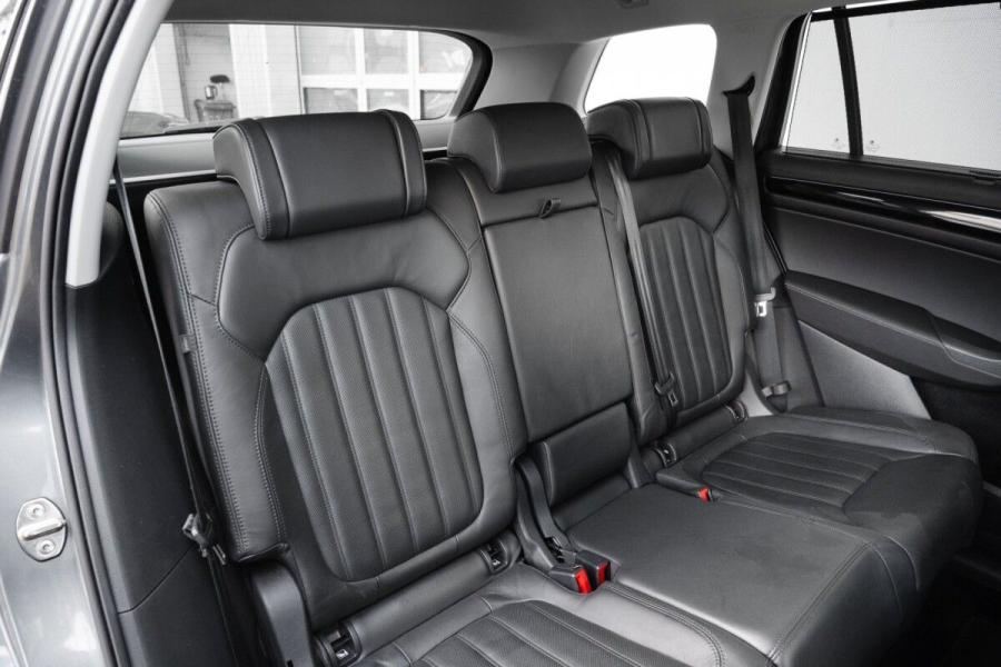 Grey Skoda Kodiaq 2022 in Riga, with an engine capacity of 2.00 L and mileage of 128 thousand km for 32550 €, photo 12 on AUTOMOTO.COM.LV