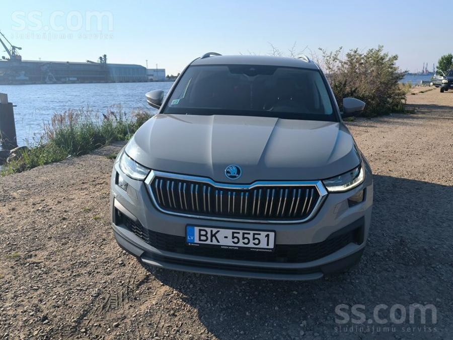 Pelēks Skoda Kodiaq 2022 Rīga, ar dzinēja tilpumu 1.50 L un nobraukumu 61 tūkst. km par 26500 €, foto 1 vietnē AUTOMOTO.COM.LV
