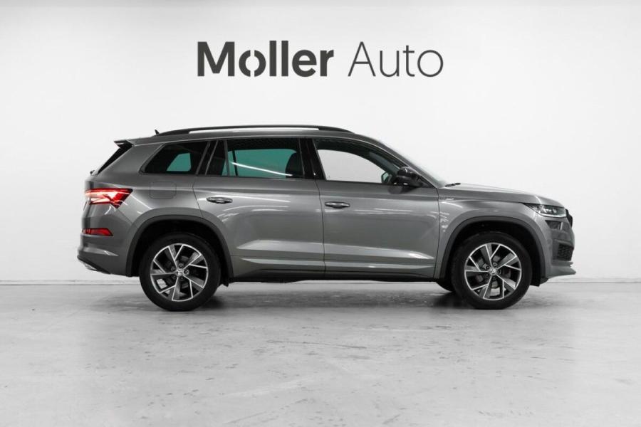 Grey Skoda Kodiaq 2022 in Vilnius, with an engine capacity of 2.00 L and mileage of 152 thousand km for 26900 €, photo 5 on AUTOMOTO.COM.LV
