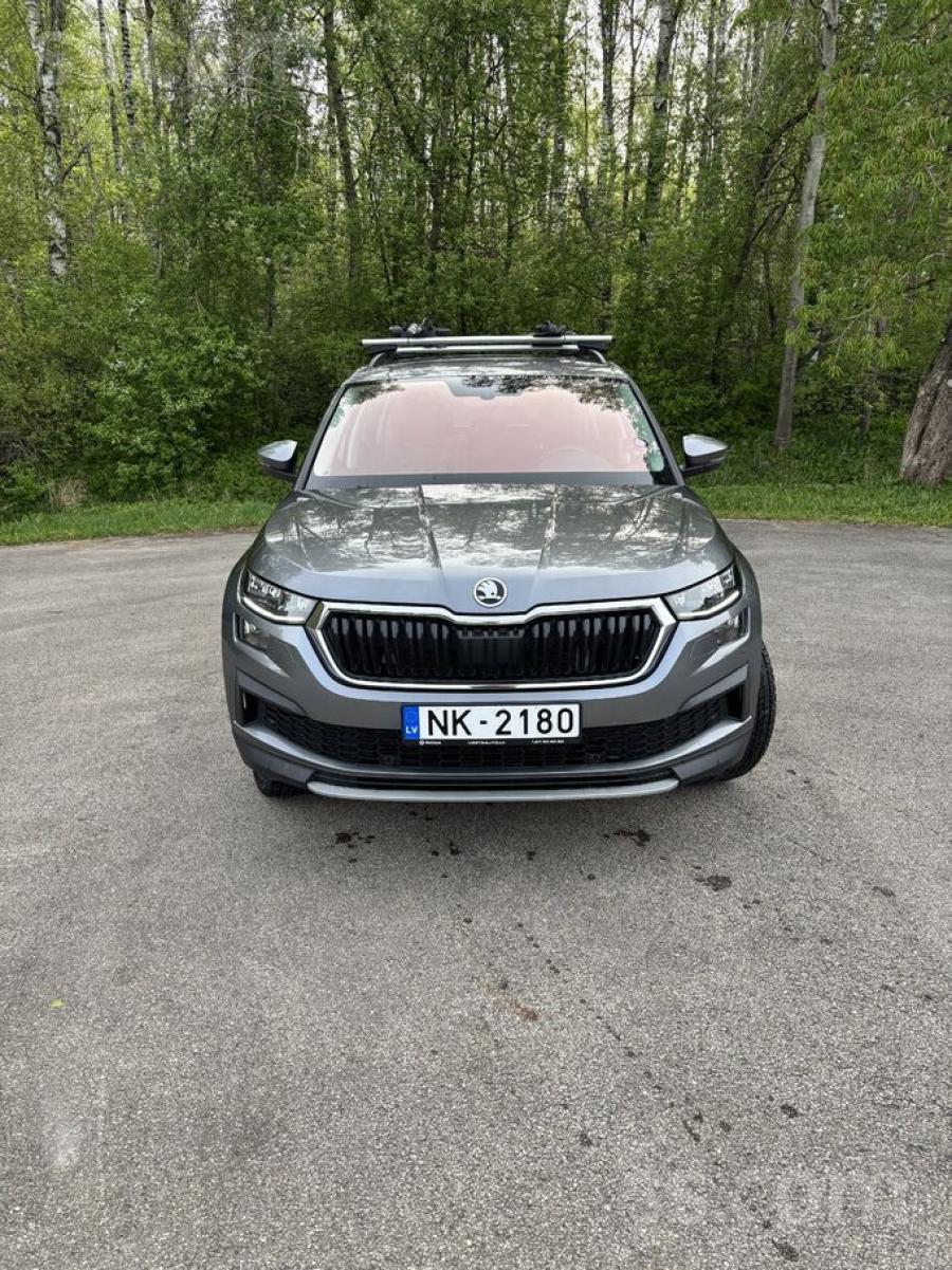 Серый Шкода Kodiaq 2023 в Рига, объемом двигателя 1.50 л и пробегом 68 тыс. км за 28500 €, фото 1 на AUTOMOTO.COM.LV