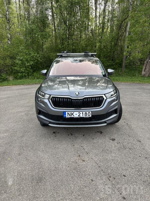 Pelēks Skoda Kodiaq 2023 Rīga, ar dzinēja tilpumu 1.50 L un nobraukumu 71 tūkst. km par 26900 €, foto 1 vietnē AUTOMOTO.COM.LV