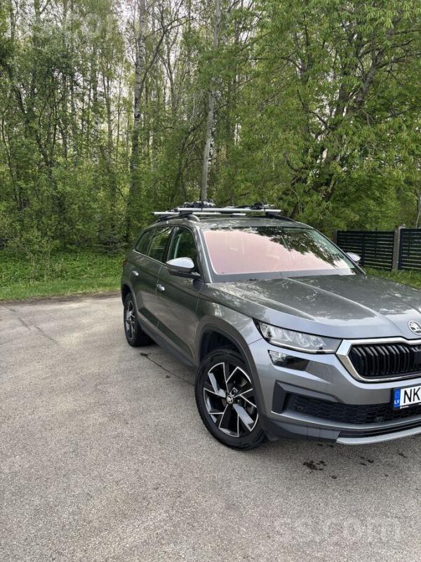 Pelēks Skoda Kodiaq 2023 Rīga, ar dzinēja tilpumu 1.50 L un nobraukumu 71 tūkst. km par 26900 €, foto 2 vietnē AUTOMOTO.COM.LV