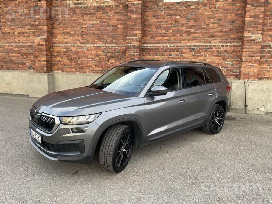 Pelēks Skoda Kodiaq 2023 Rīga, ar dzinēja tilpumu 1.50 L un nobraukumu 72 tūkst. km par 25900 €, foto 1 vietnē AUTOMOTO.COM.LV