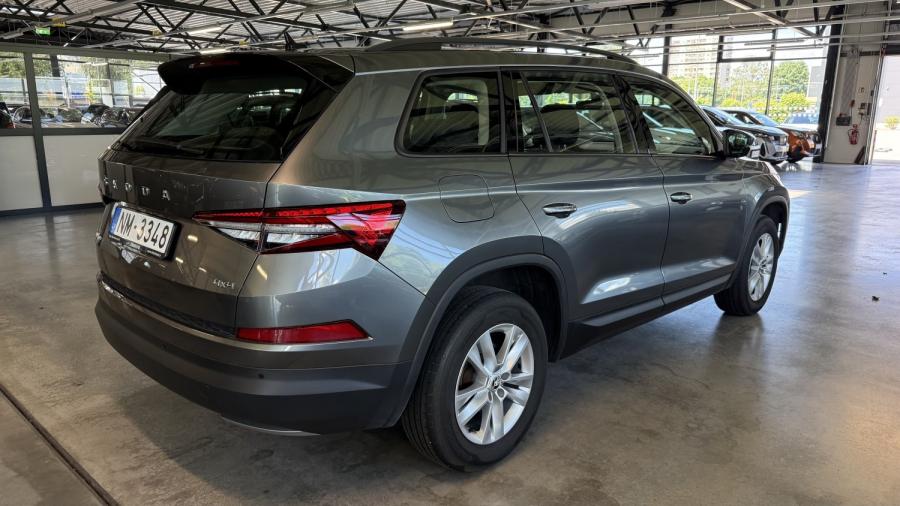 Grey Skoda Kodiaq 2023 in Riga, with an engine capacity of 2.00 L and mileage of 78 thousand km for 2750000 €, photo 4 on AUTOMOTO.COM.LV