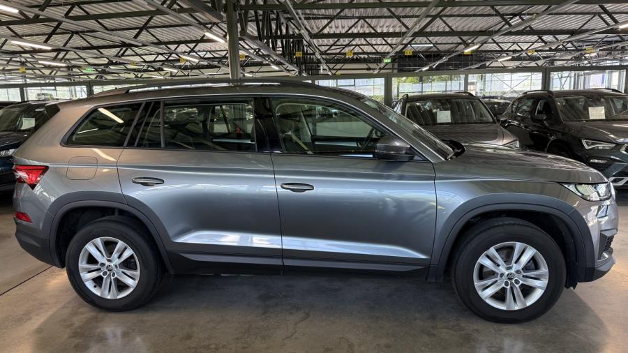 Grey Skoda Kodiaq 2023 in Riga, with an engine capacity of 2.00 L and mileage of 78 thousand km for 2750000 €, photo 5 on AUTOMOTO.COM.LV